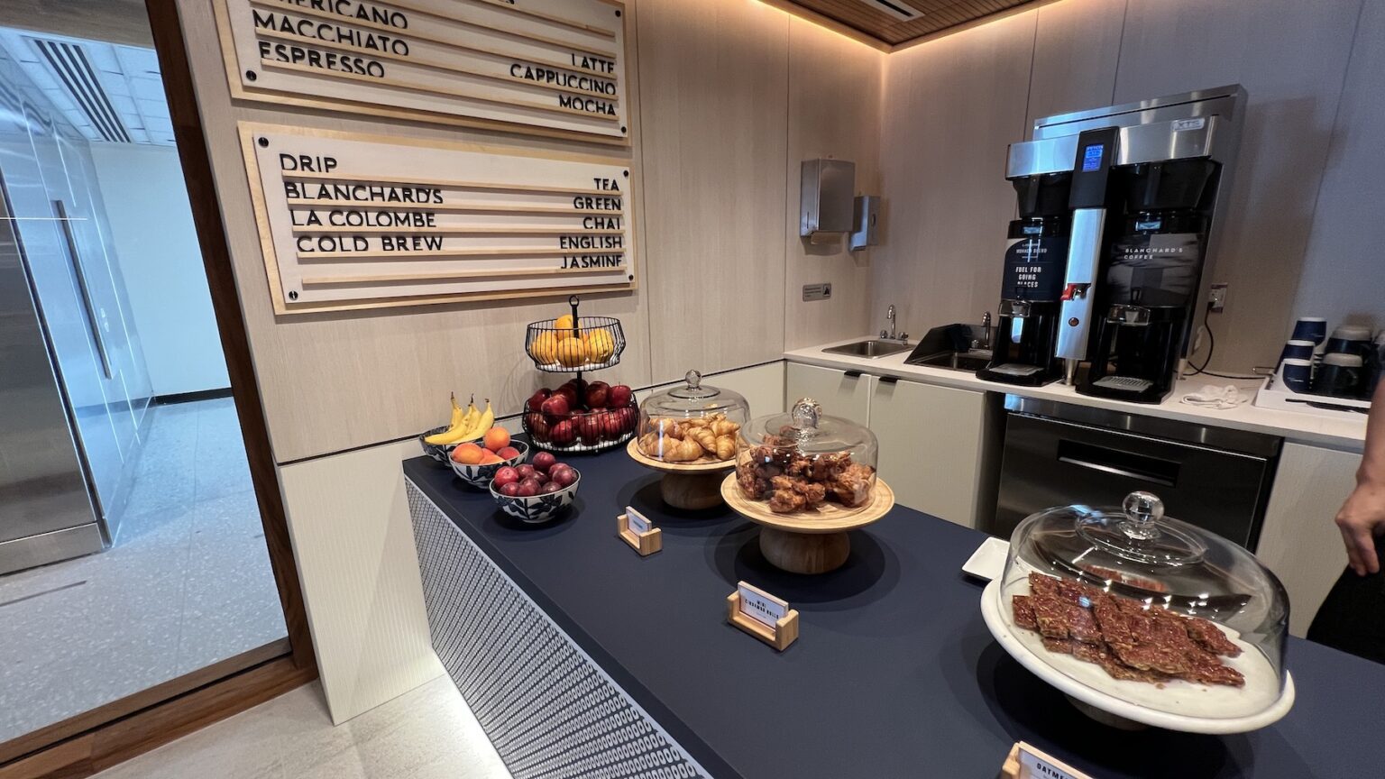 Review: Capital One Lounge Washington, DC Dulles International Airport ...